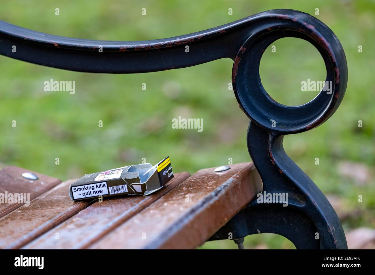 Cigarette packet uk hi-res stock photography and images - Alamy