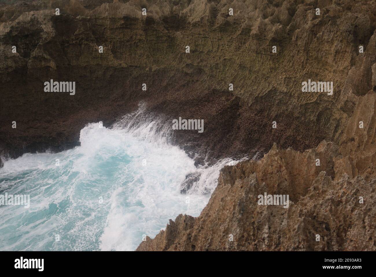 Crashing water hits rocks hi-res stock photography and images - Alamy