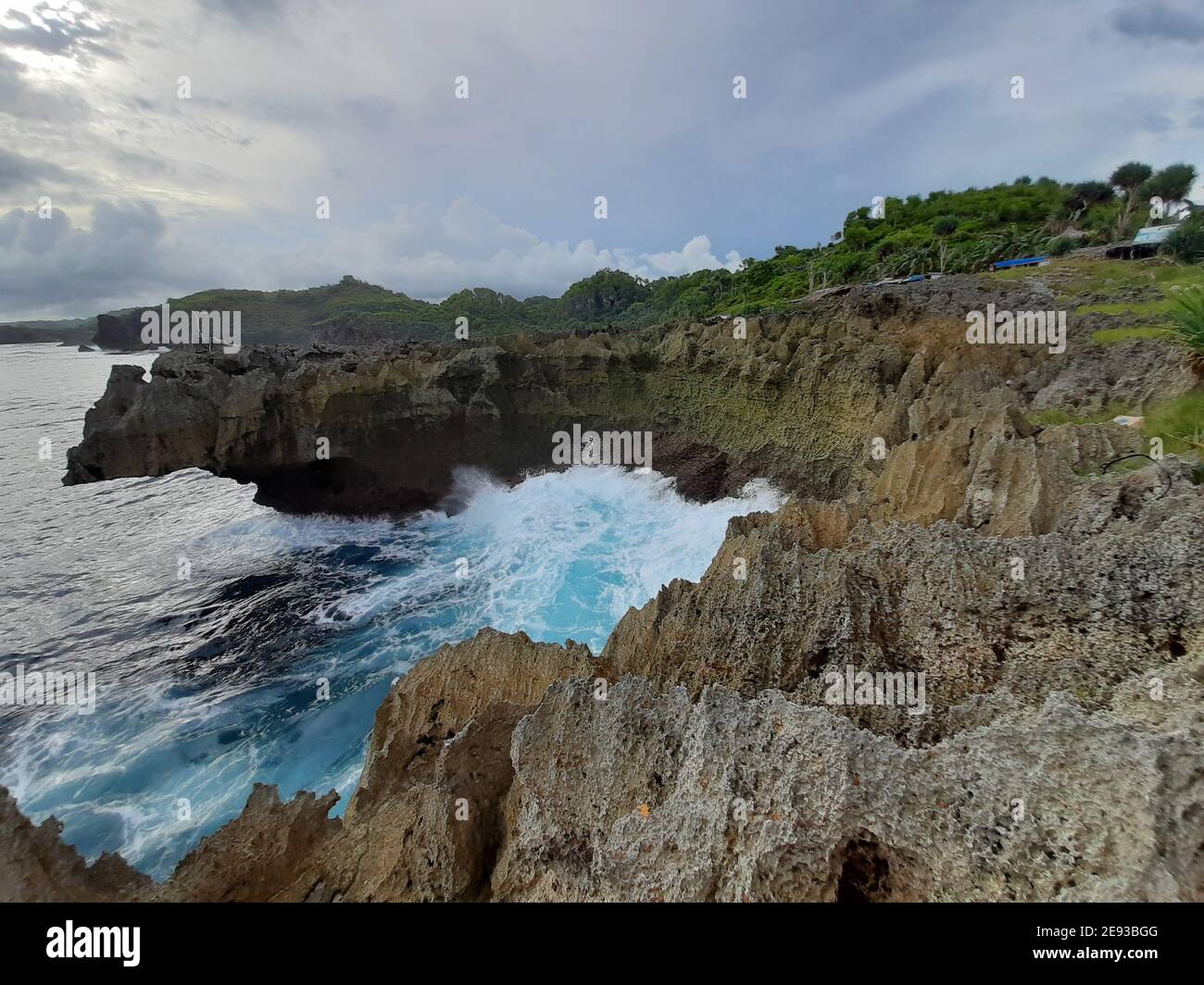 Crashing water hits rocks hi-res stock photography and images - Alamy