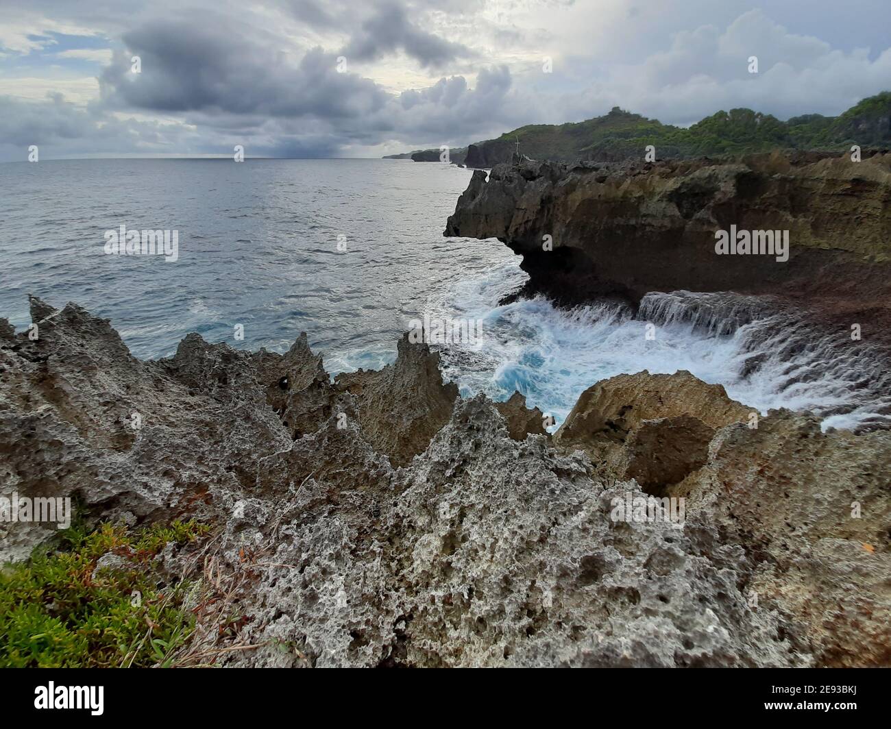 Crashing water hits rocks hi-res stock photography and images - Alamy