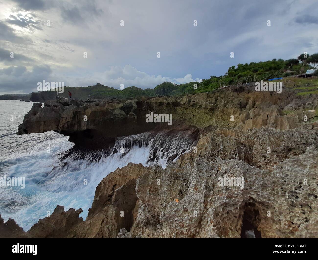 Crashing water hits rocks hi-res stock photography and images - Alamy