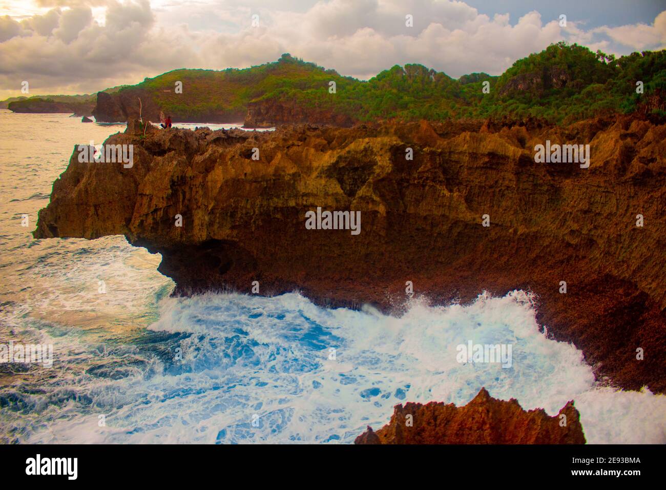 Crashing water hits rocks hi-res stock photography and images - Alamy