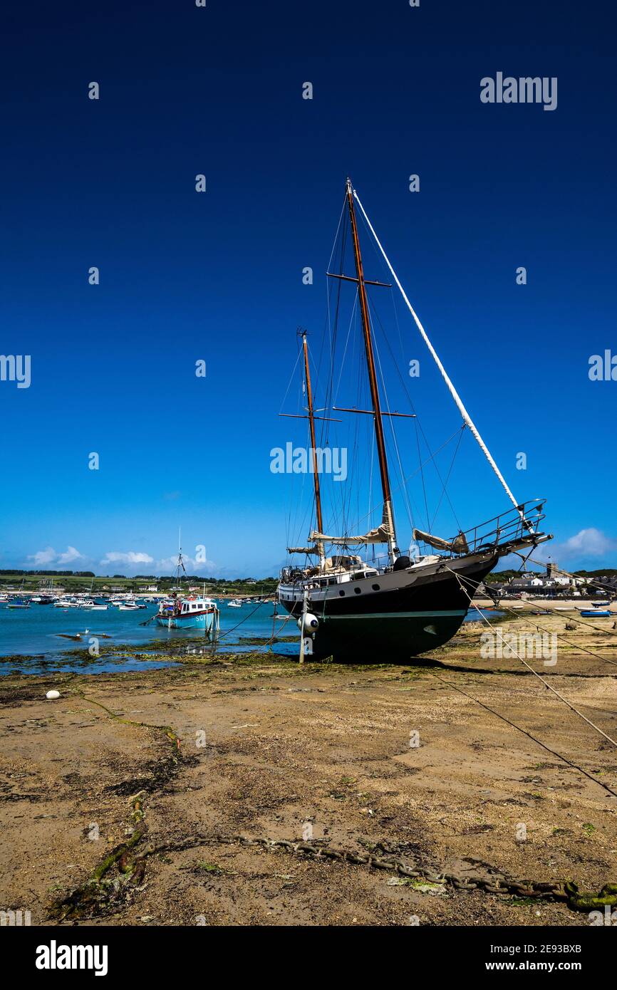 A two masted ketch on the beach at Hugh Town Stock Photo - Alamy