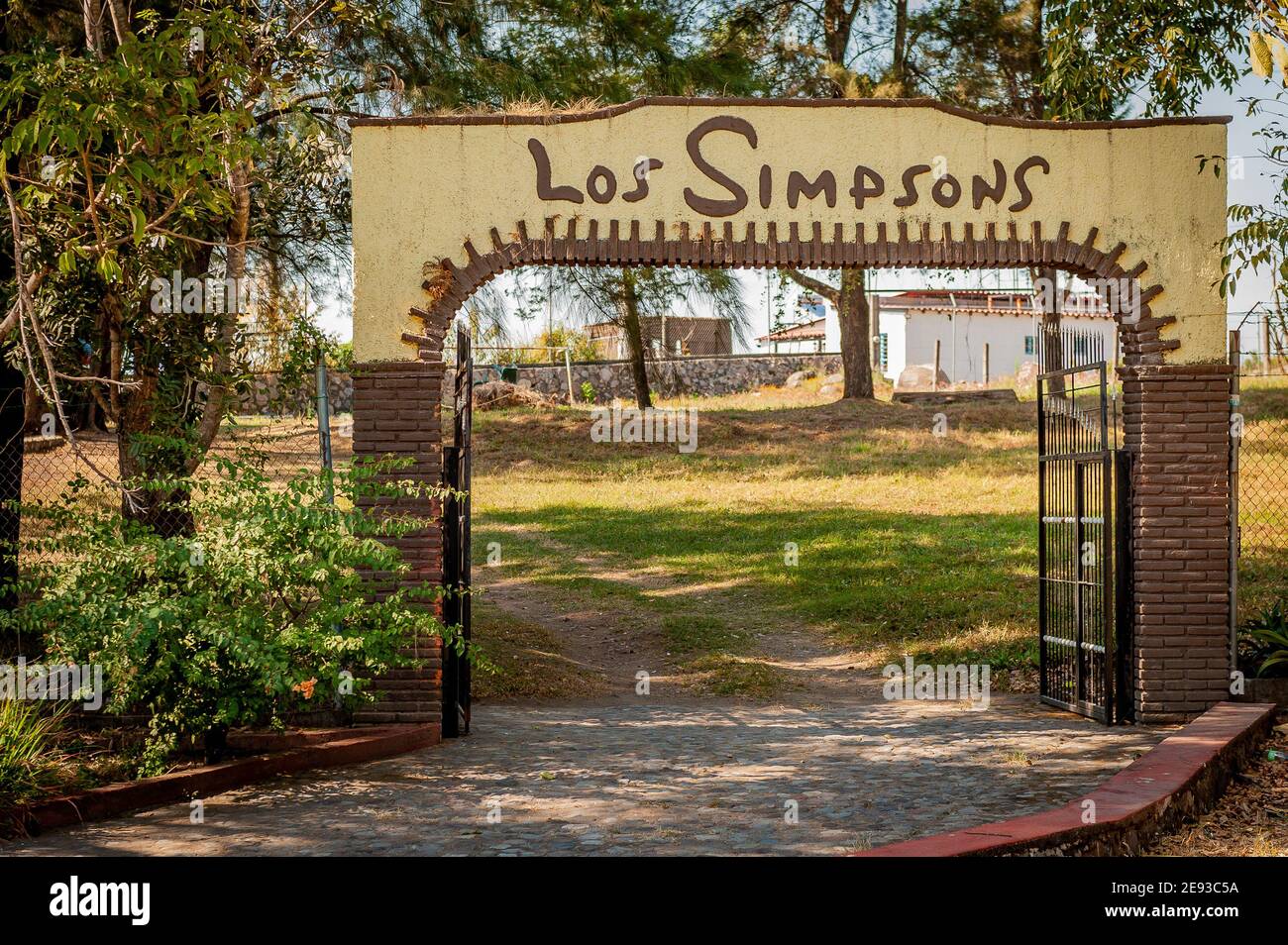 Driveway entrance country home hi-res stock photography and images - Alamy