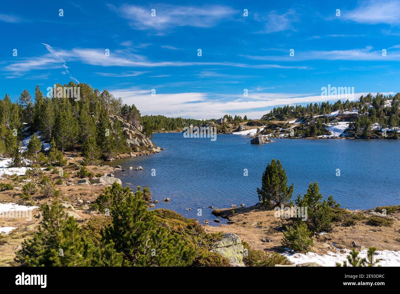 View mountain lake in pyrenees hi-res stock photography and images - Alamy