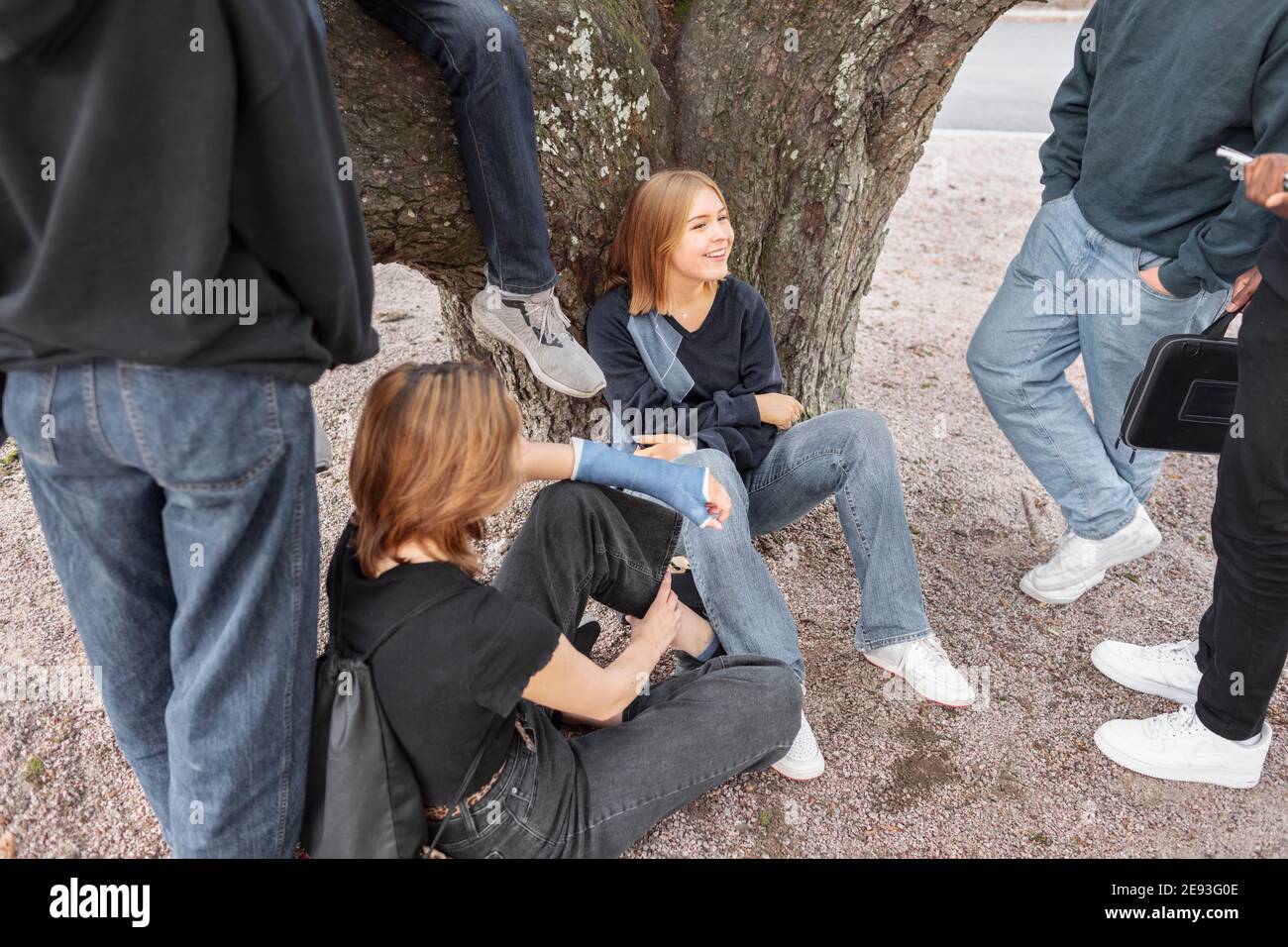 Group people sitting under tree hi-res stock photography and images - Alamy