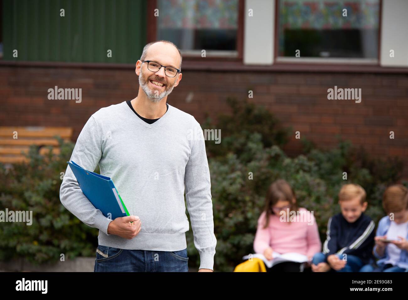 Teacher man hi-res stock photography and images - Alamy