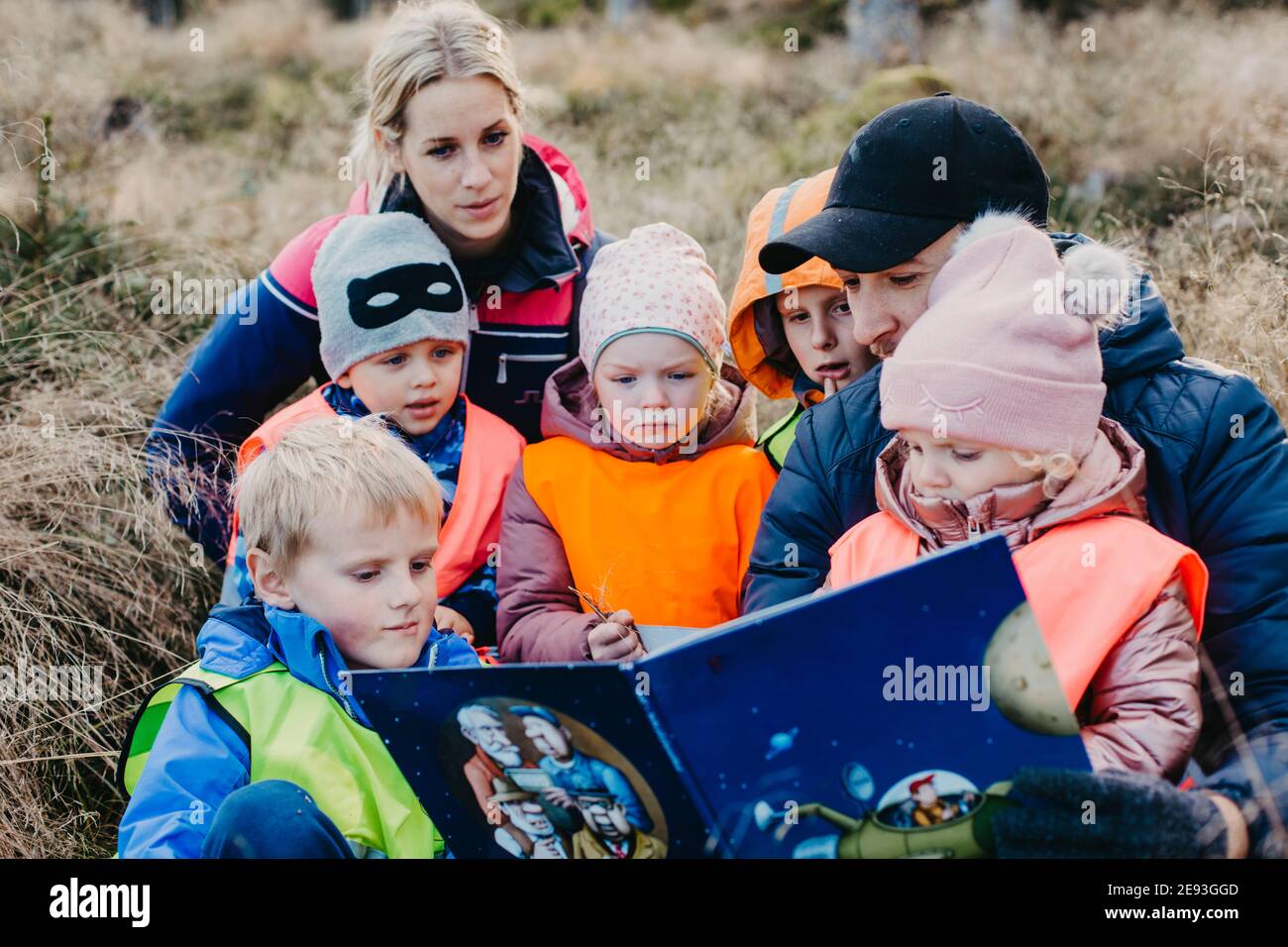 Teacher reading book children hi-res stock photography and images - Alamy
