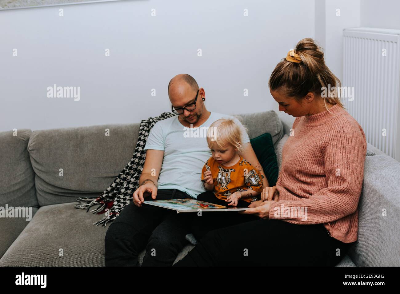 Parents and children reading together hi-res stock photography and ...