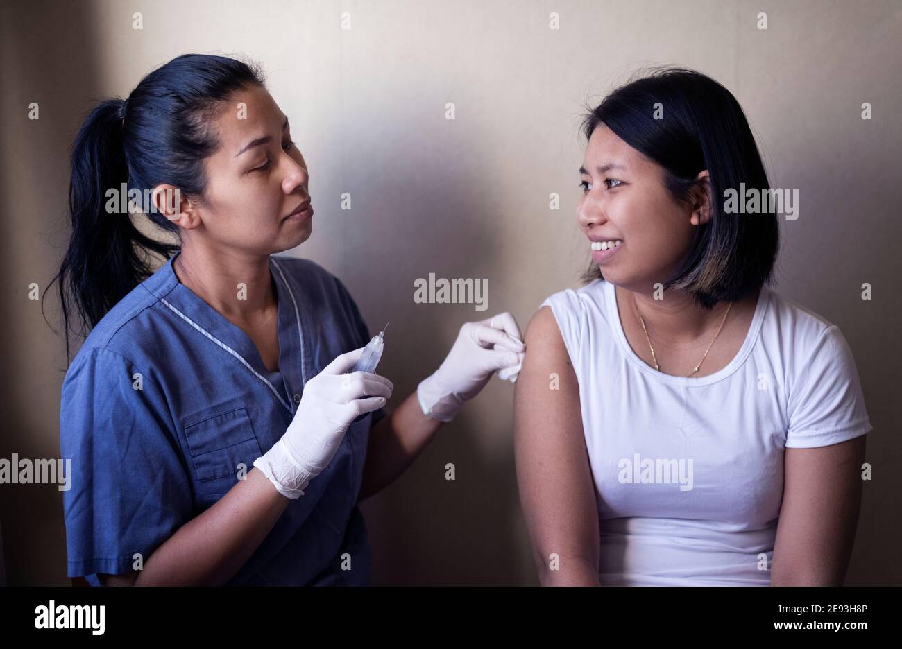 Woman receiving injection hi-res stock photography and images - Alamy