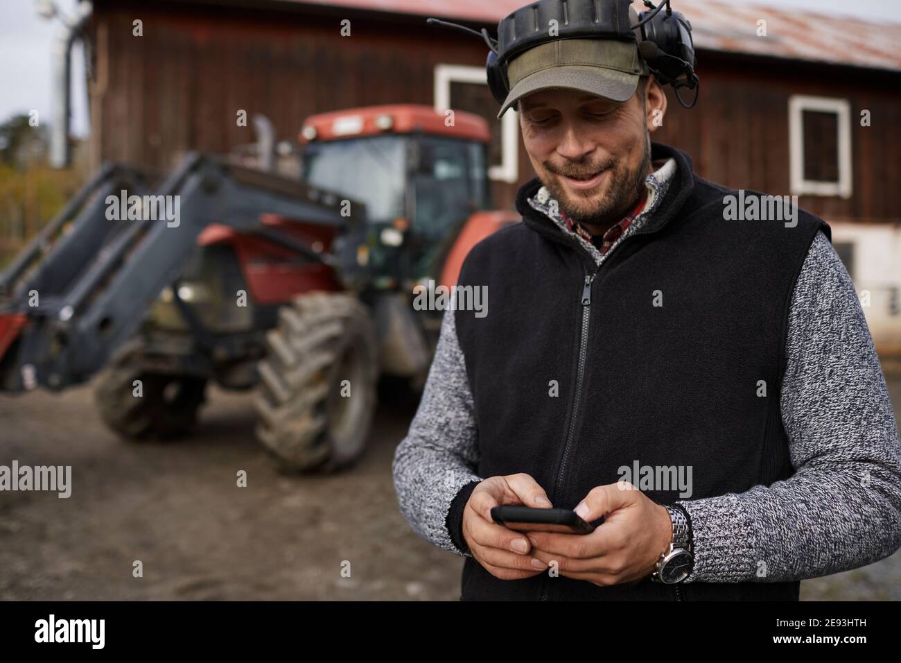 Farmer with phone hi-res stock photography and images - Alamy