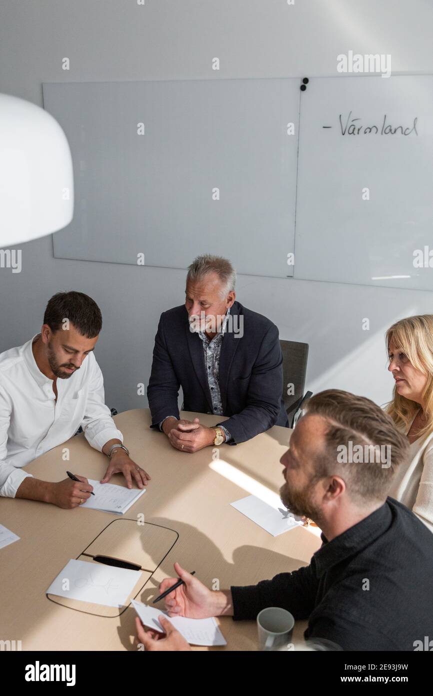 Boardroom men old hi-res stock photography and images - Alamy