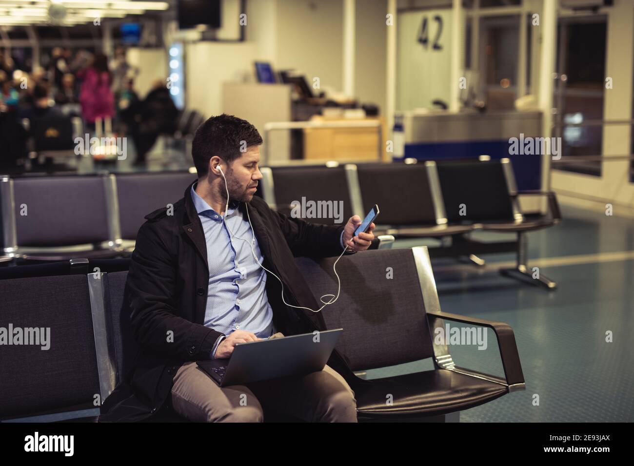 People working airport hi-res stock photography and images - Alamy