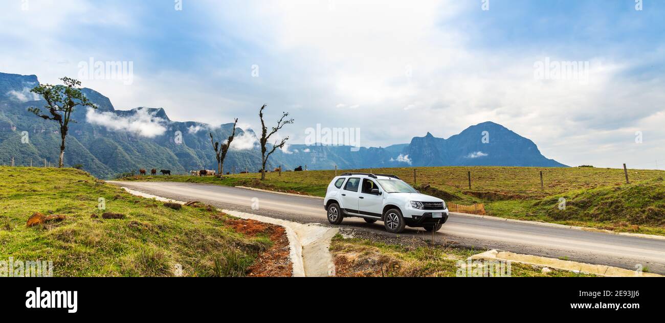 Car driving through rural hi-res stock photography and images - Alamy