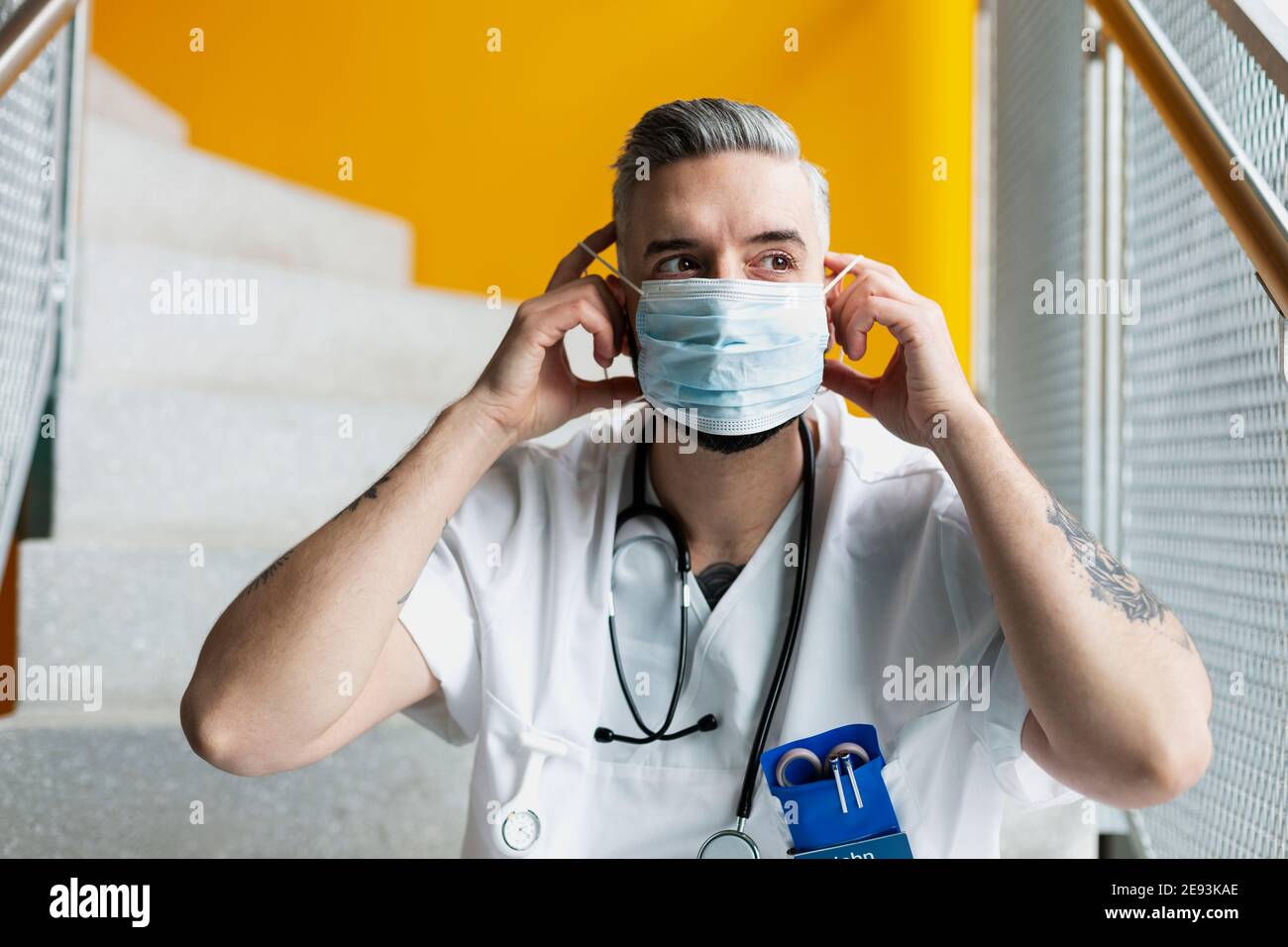Doctor wearing face mask Stock Photo - Alamy
