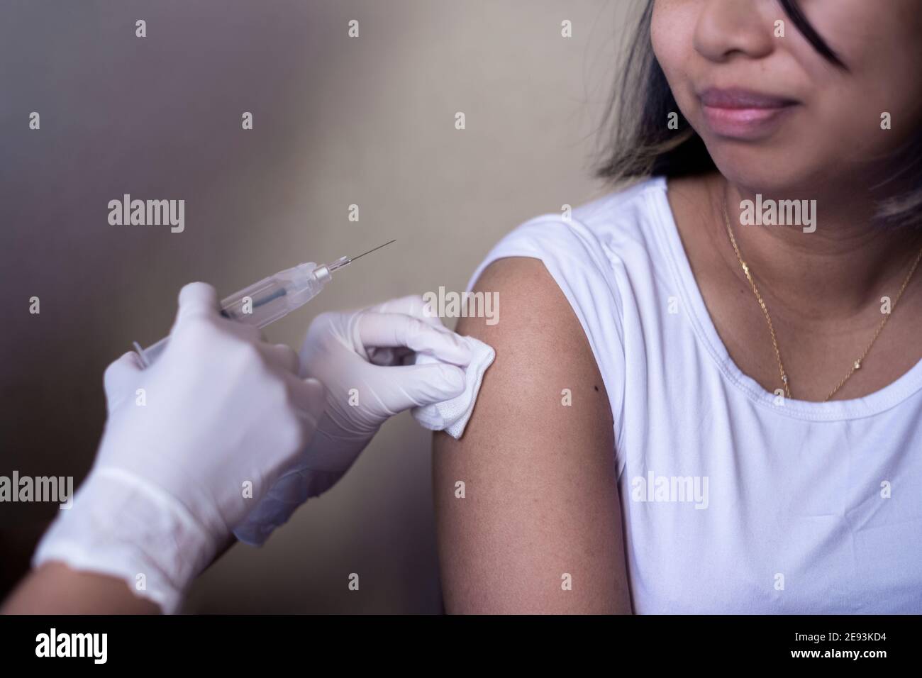 Woman receiving injection hi-res stock photography and images - Alamy