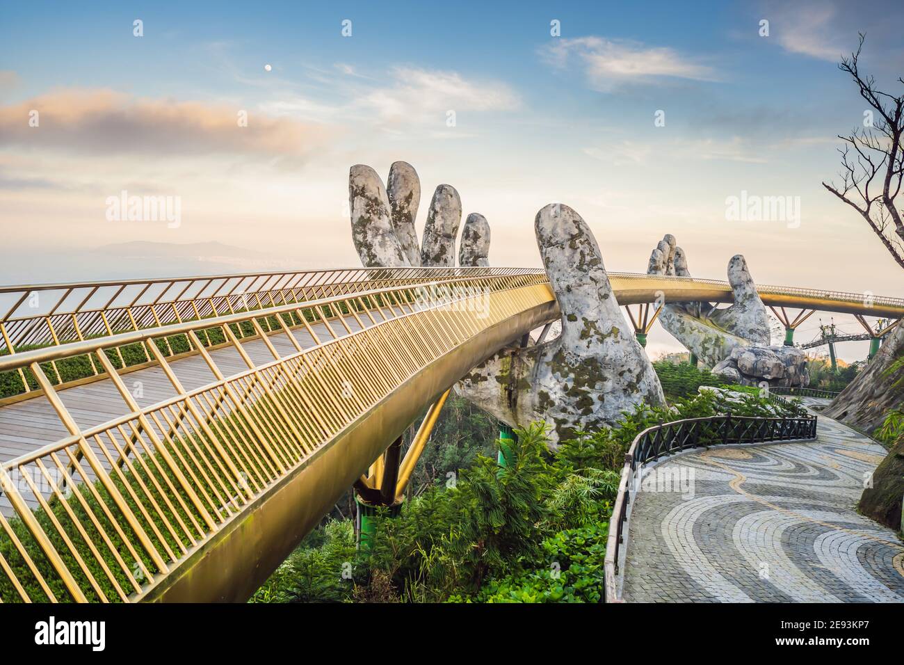 Famous tourist attraction - Golden bridge at the top of the Ba Na Hills ...