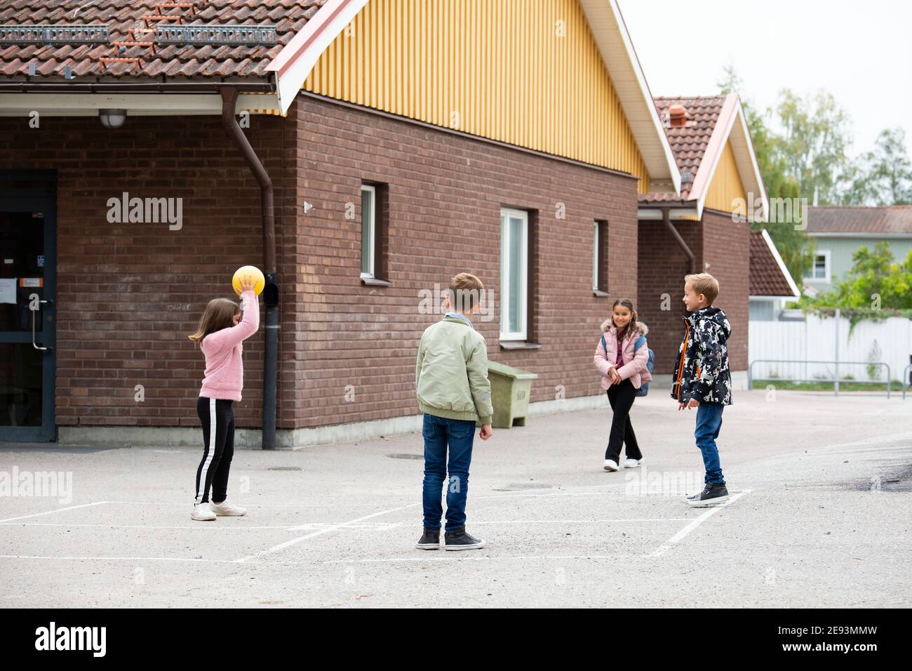 Elementary school building yard hi-res stock photography and images - Alamy