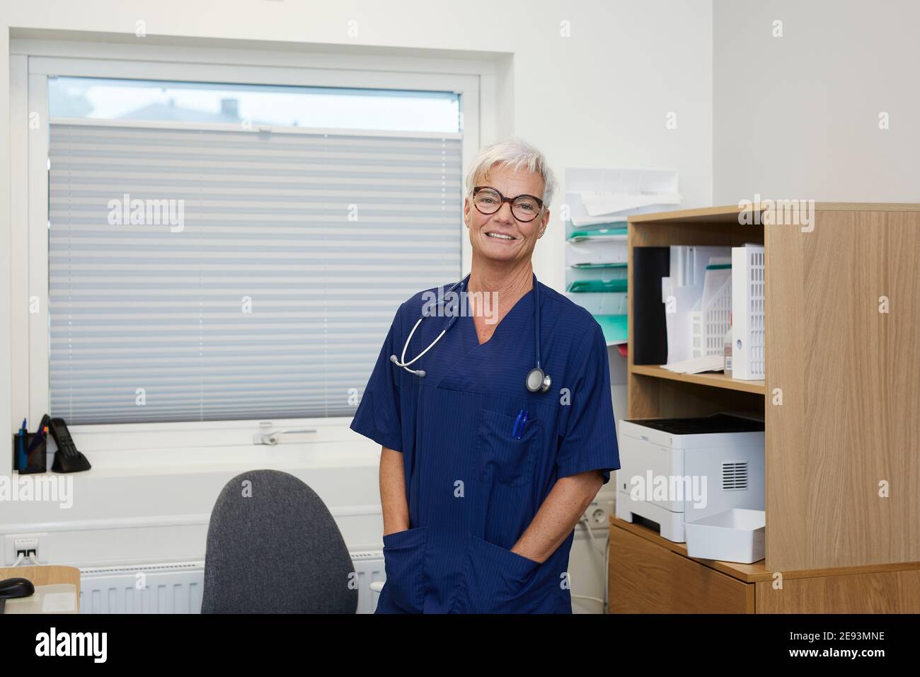 Female house doctor hi-res stock photography and images - Alamy