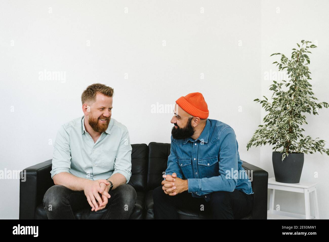 Talking on sofa hi-res stock photography and images - Alamy