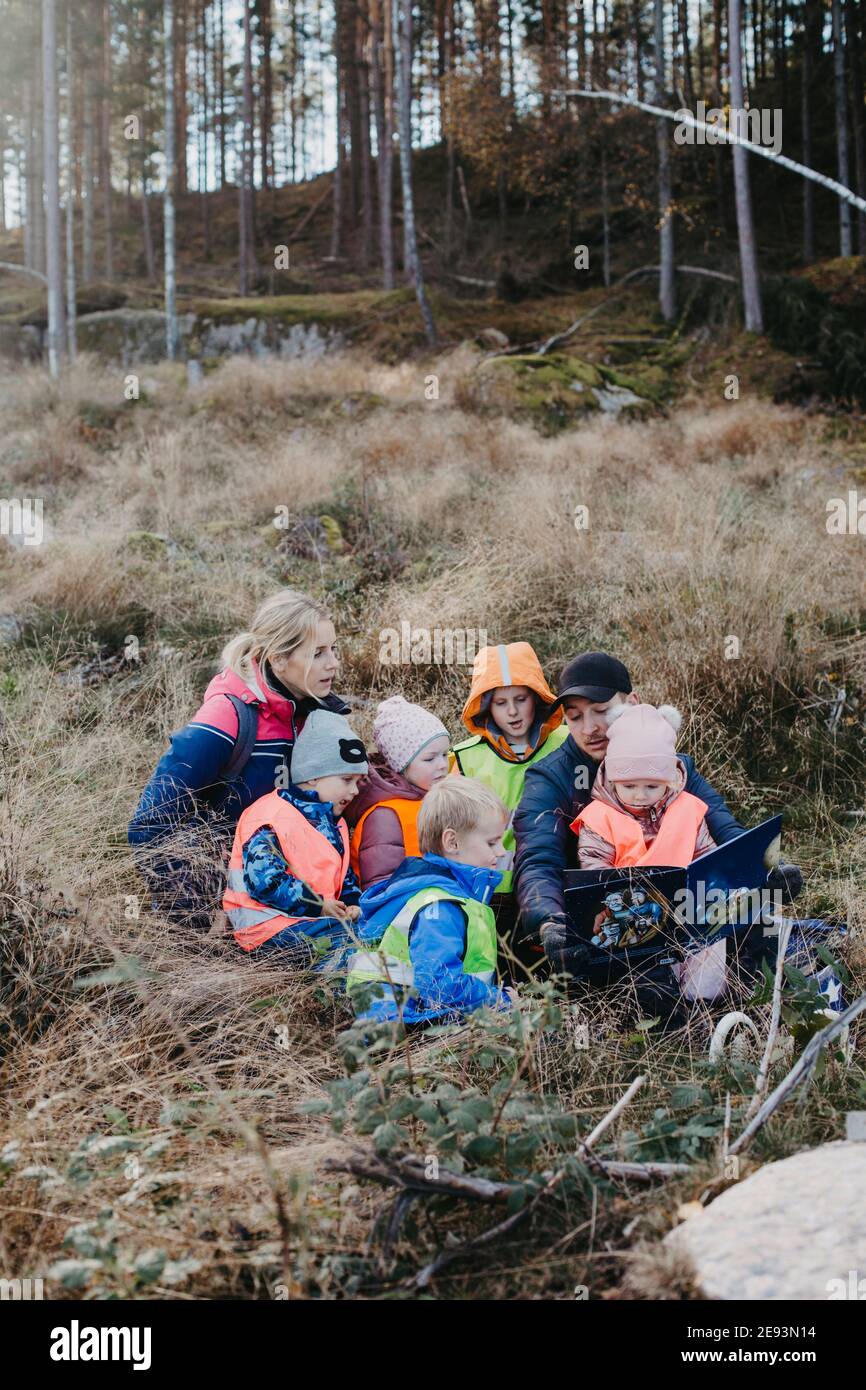Teacher preschool outdoors group hi-res stock photography and images ...