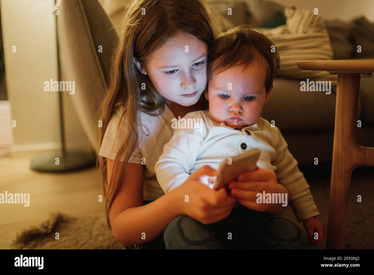 Girl with baby sister hi-res stock photography and images - Alamy