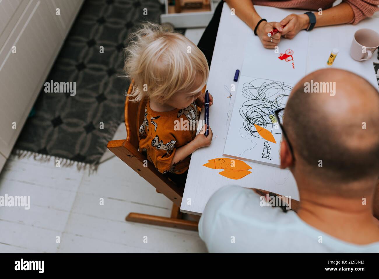 Parents drawing with toddler Stock Photo - Alamy