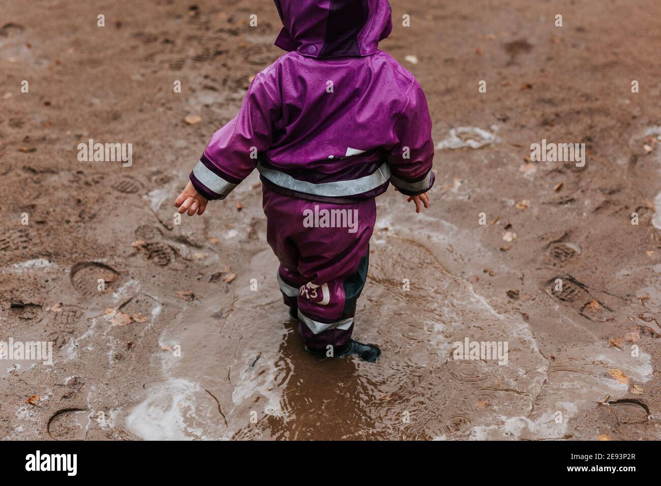 Children jumping puddle hi-res stock photography and images - Alamy