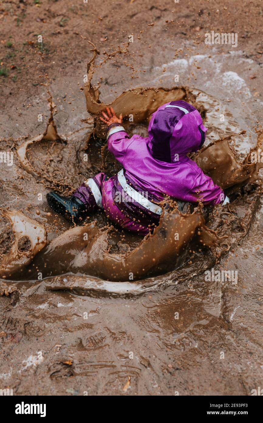 Children playing in puddle hi-res stock photography and images - Alamy