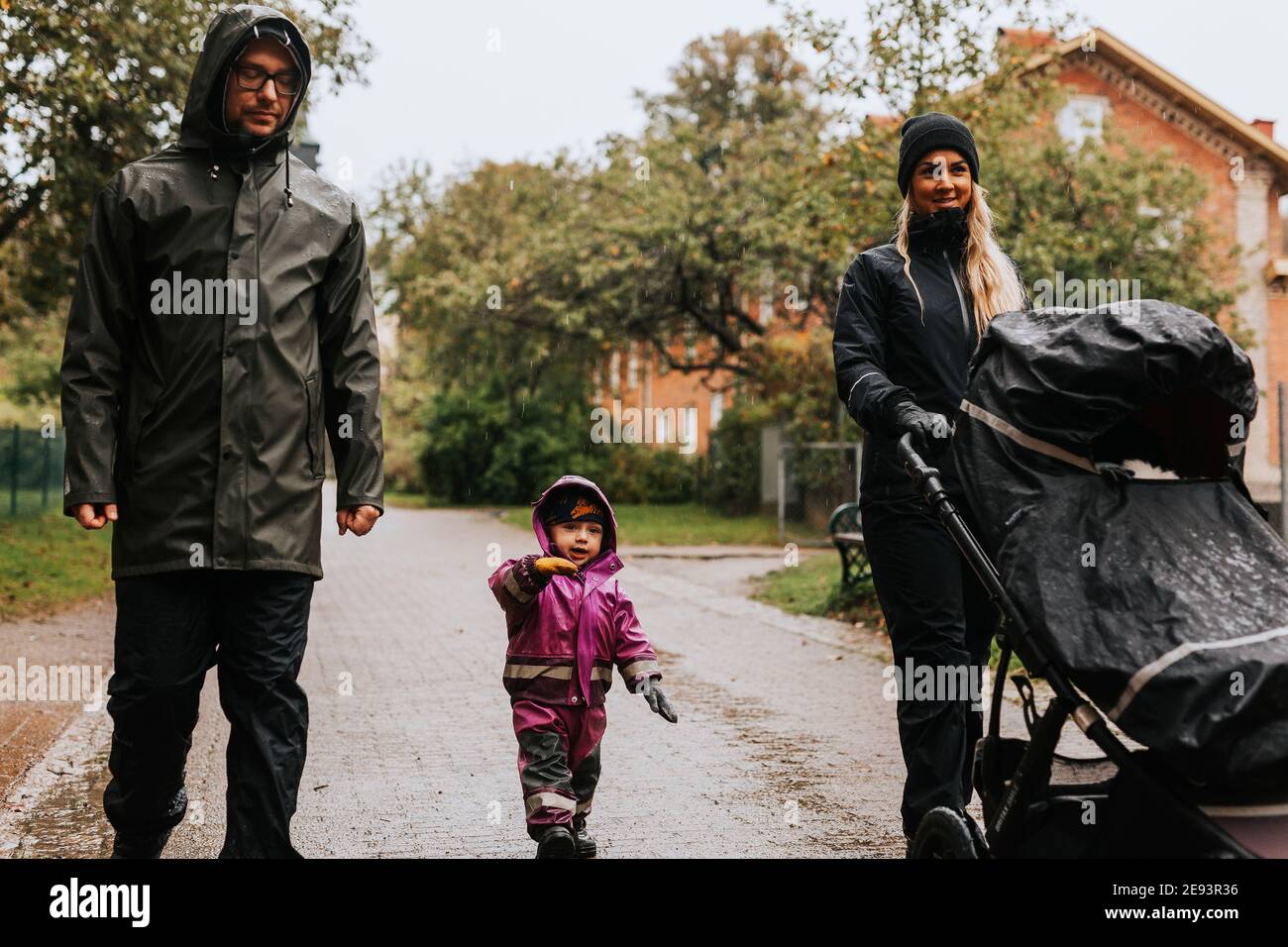 Children parents walking home hi-res stock photography and images - Alamy