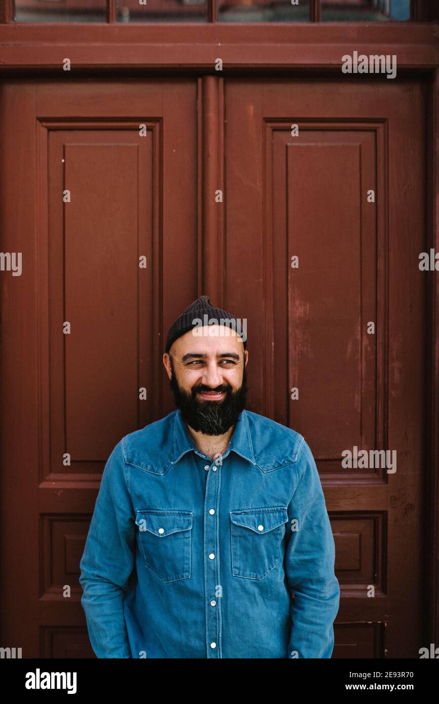 Standing at door hi-res stock photography and images - Alamy