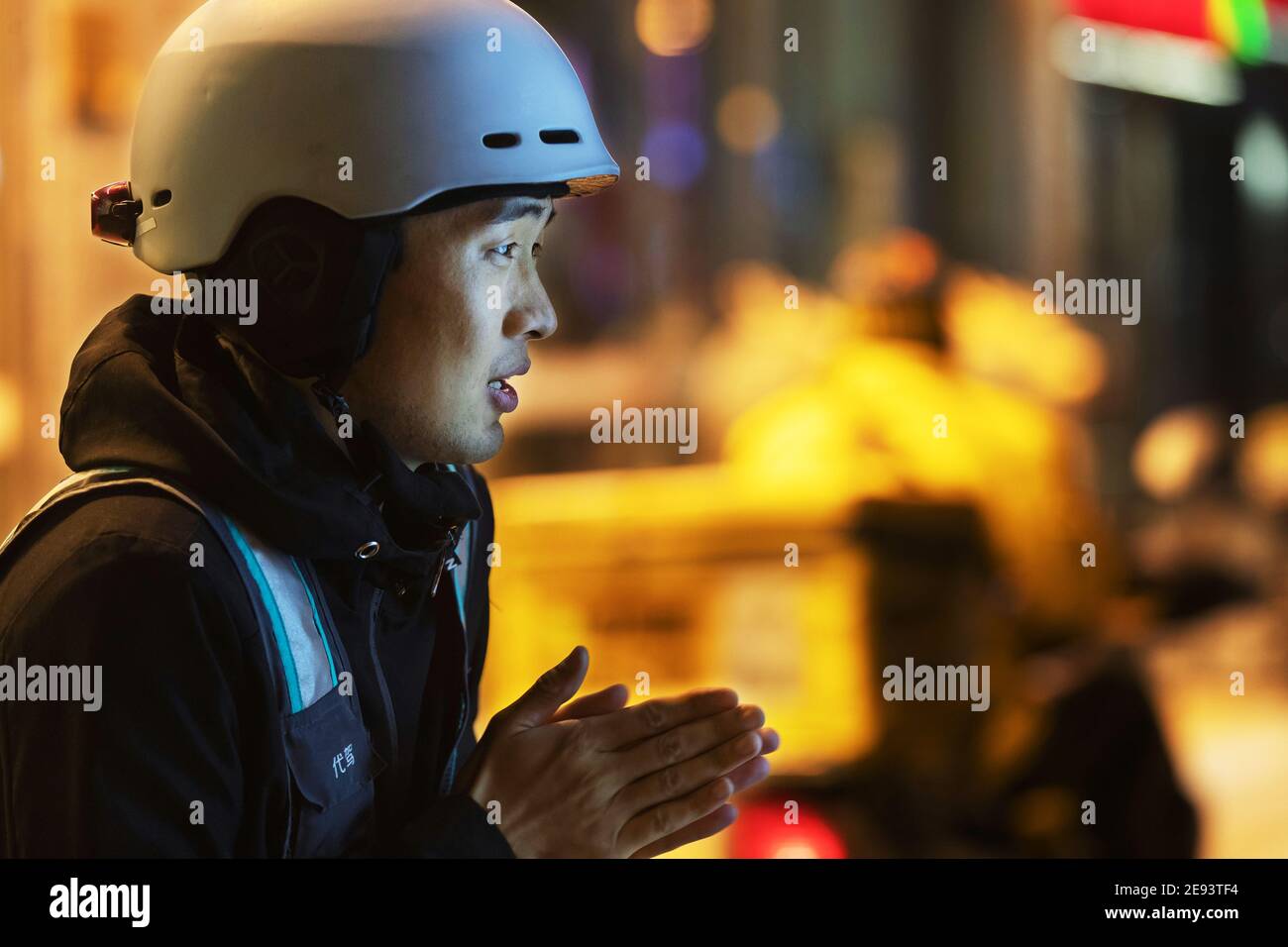 Outdoor night waiting for the generation of drivers Stock Photo - Alamy