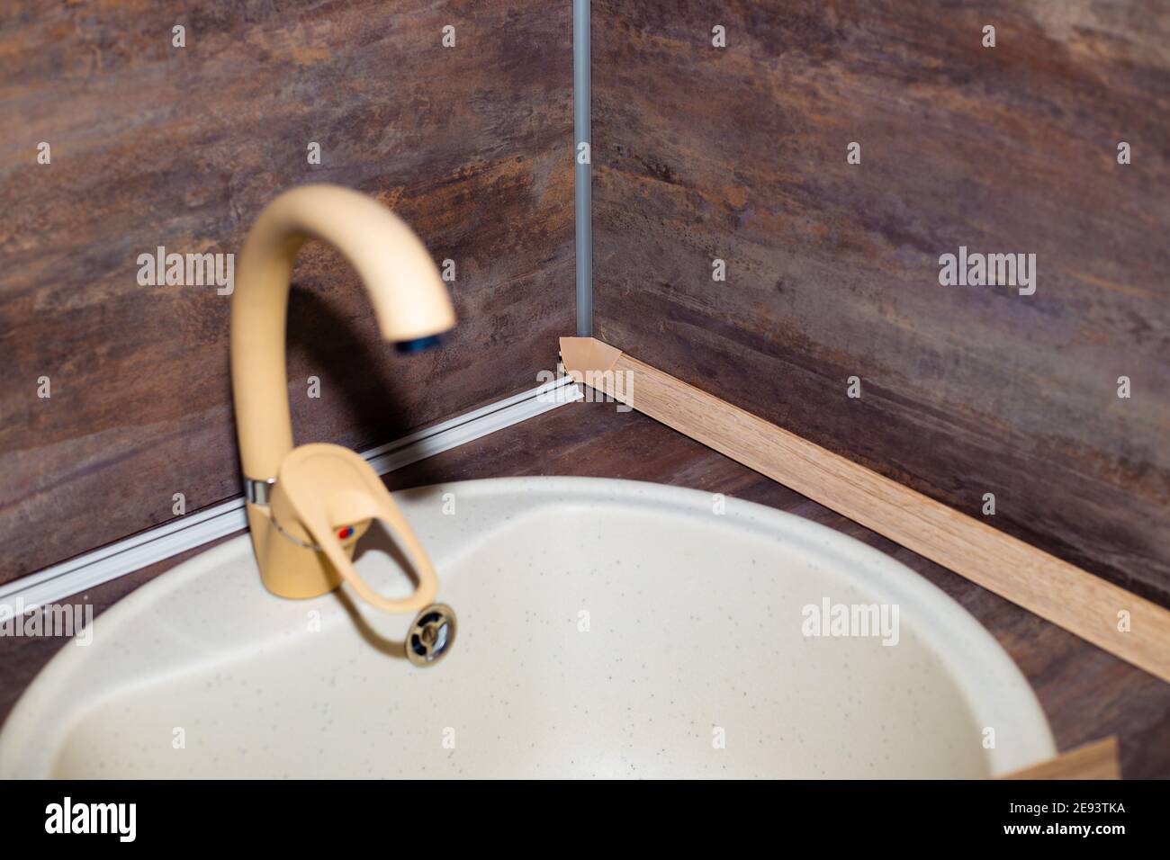 Installing a corner skirting board on a wooden kitchen countertop ...