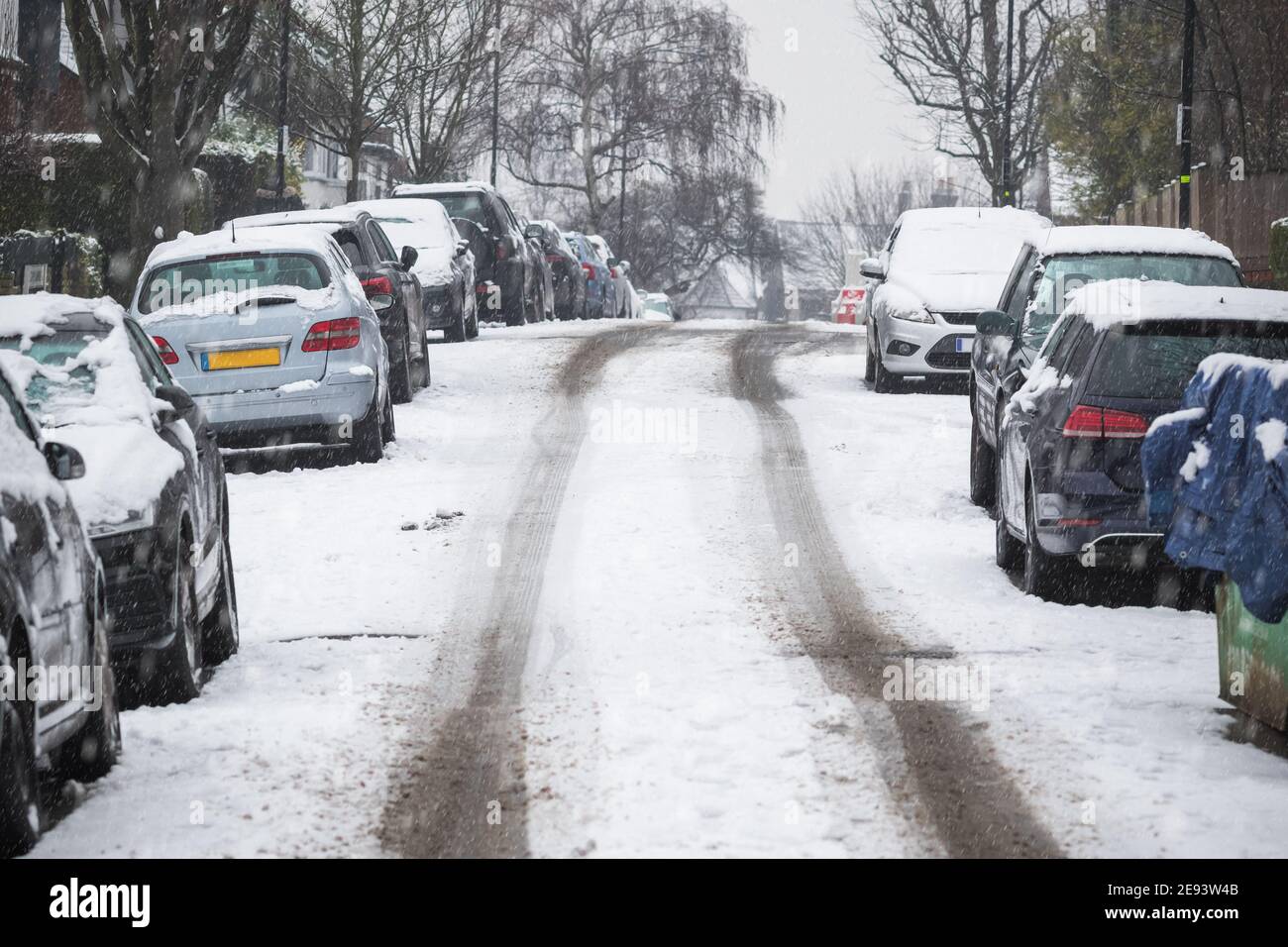 Covering ice roads hi-res stock photography and images - Alamy