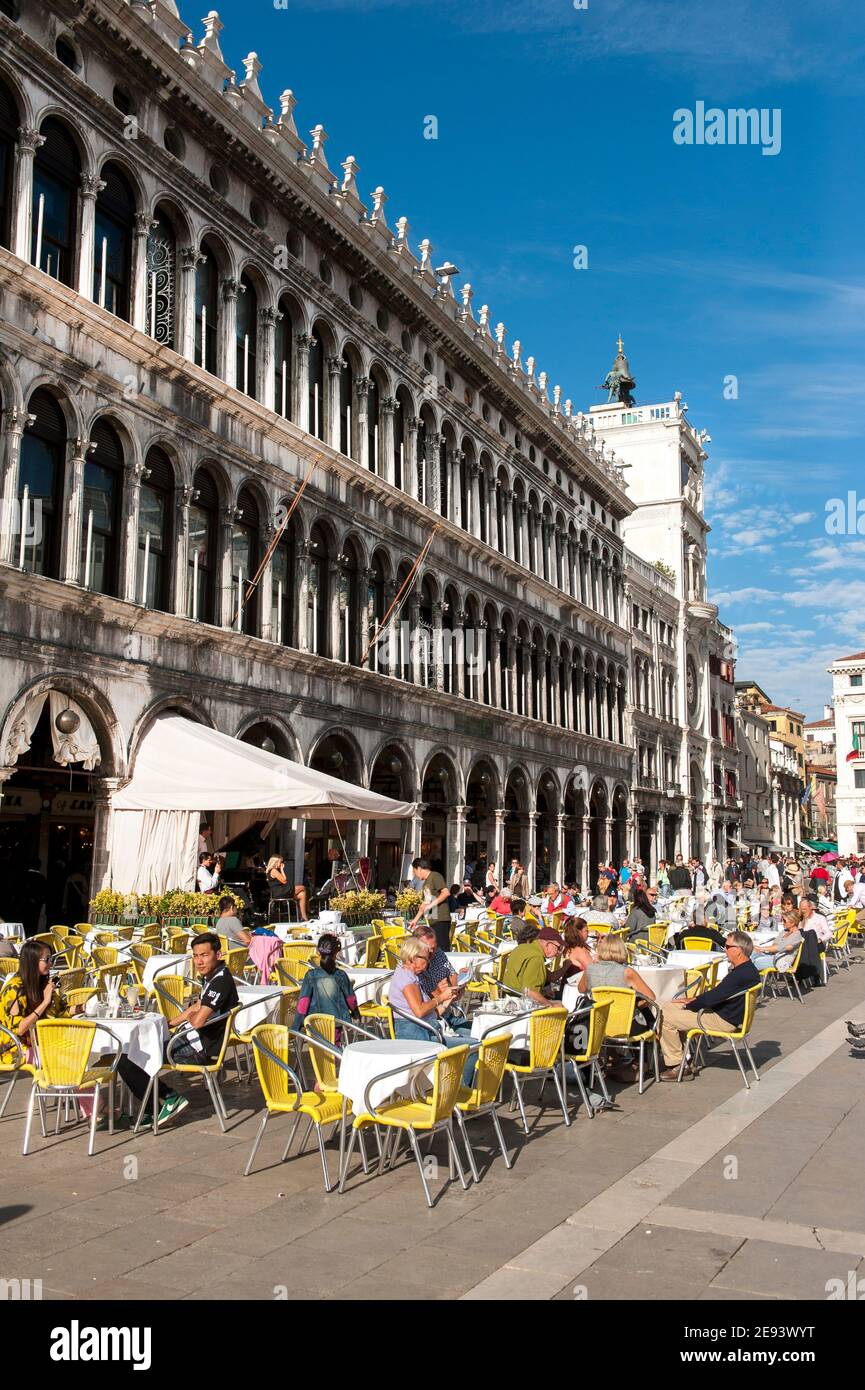 Dining outside italy hi-res stock photography and images - Alamy