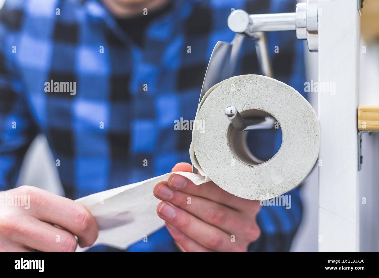 Hand of a male person using toilet paper Stock Photo - Alamy