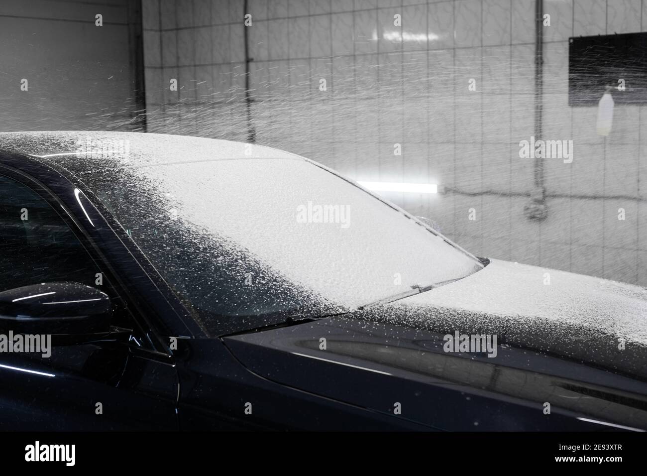 Worker covering automobile with foam at car wash Stock Photo - Alamy
