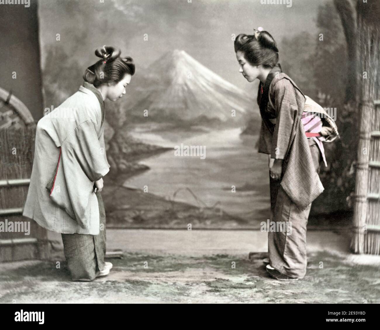 Geisha japan bowing hi-res stock photography and images - Alamy