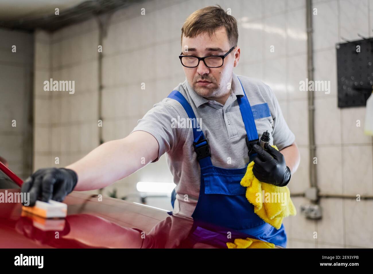 Worker gloves applies paint hi-res stock photography and images - Alamy