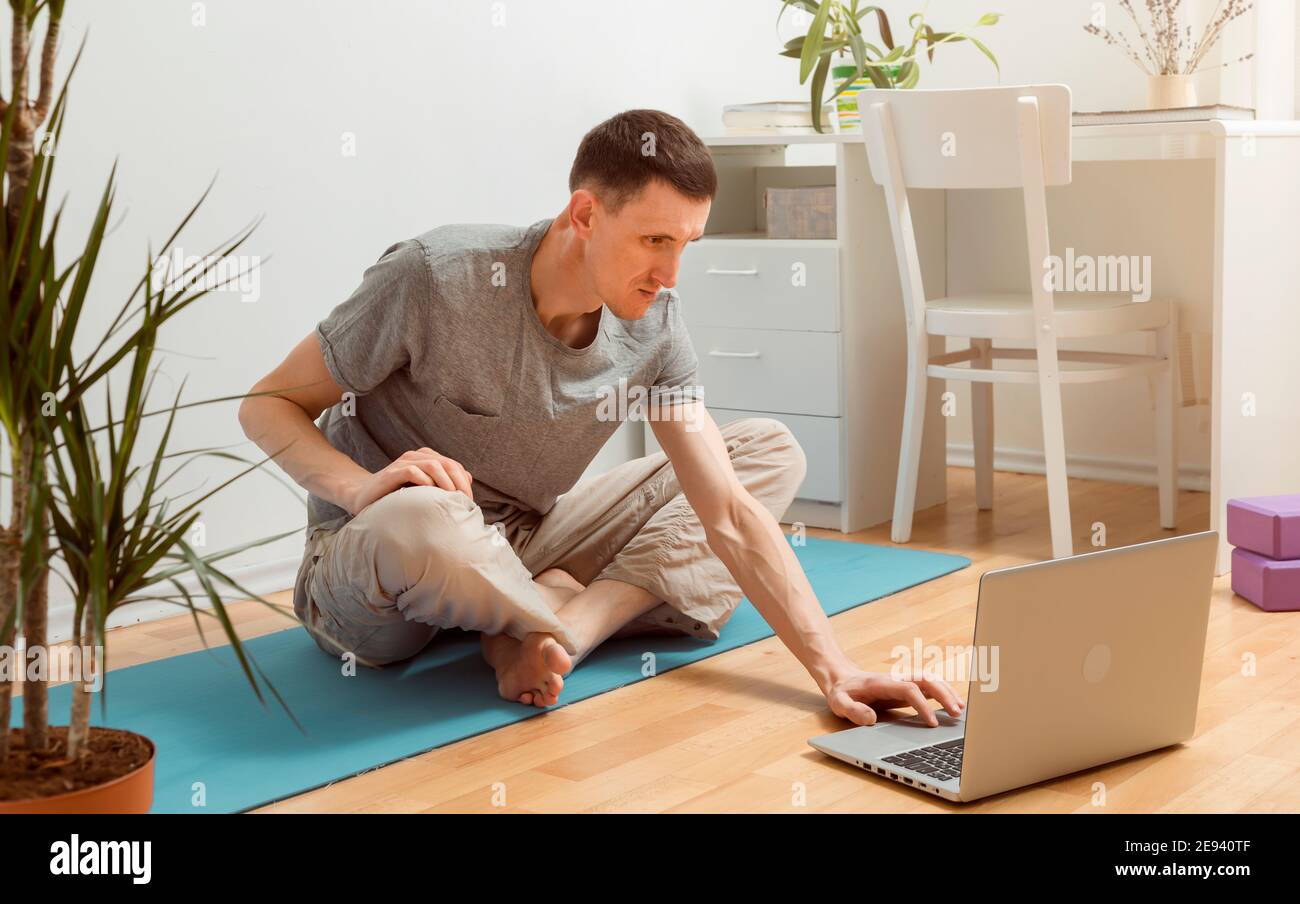 Online balance hi-res stock photography and images - Alamy
