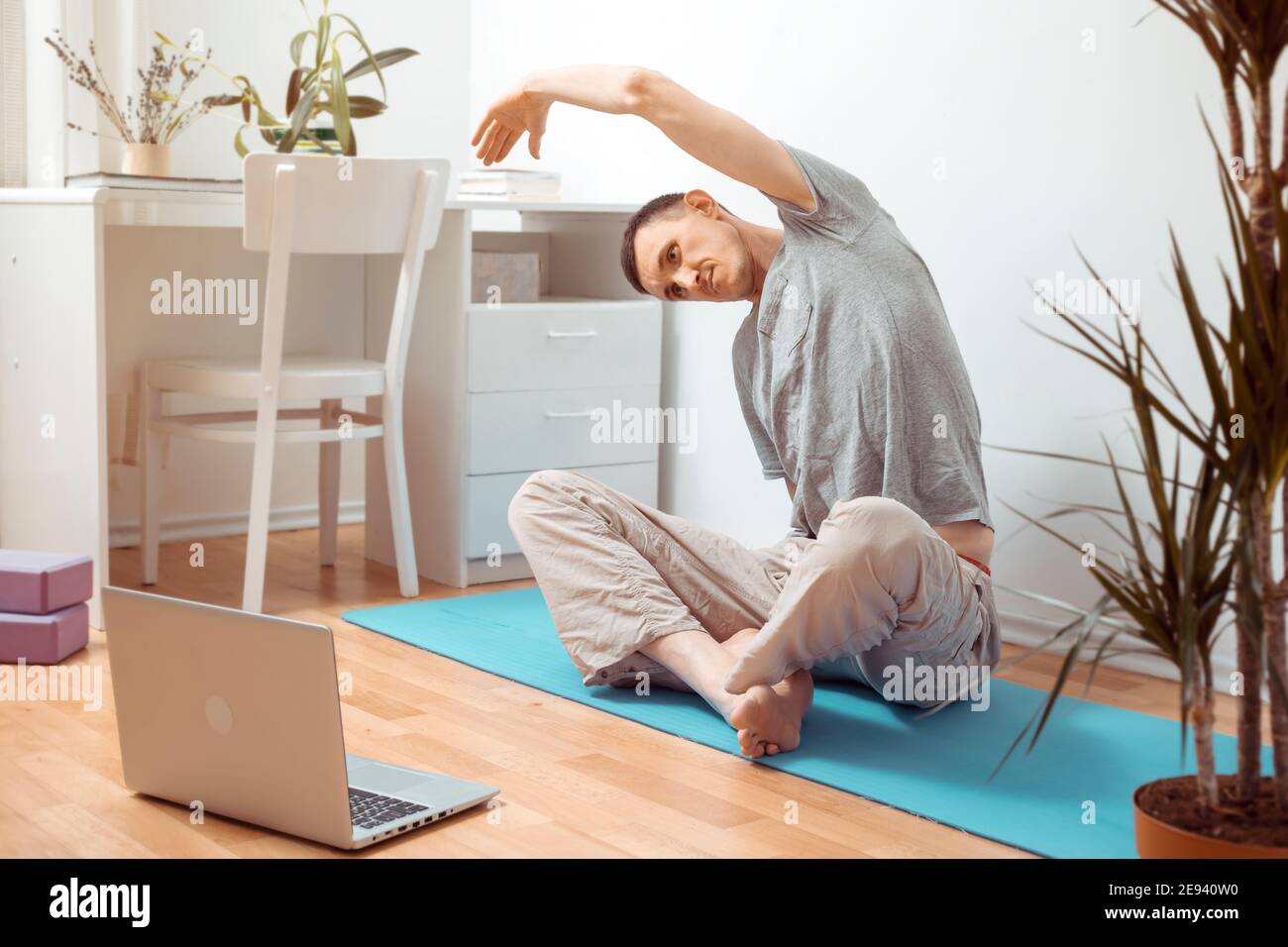 Online laptop home fitness hi-res stock photography and images - Alamy