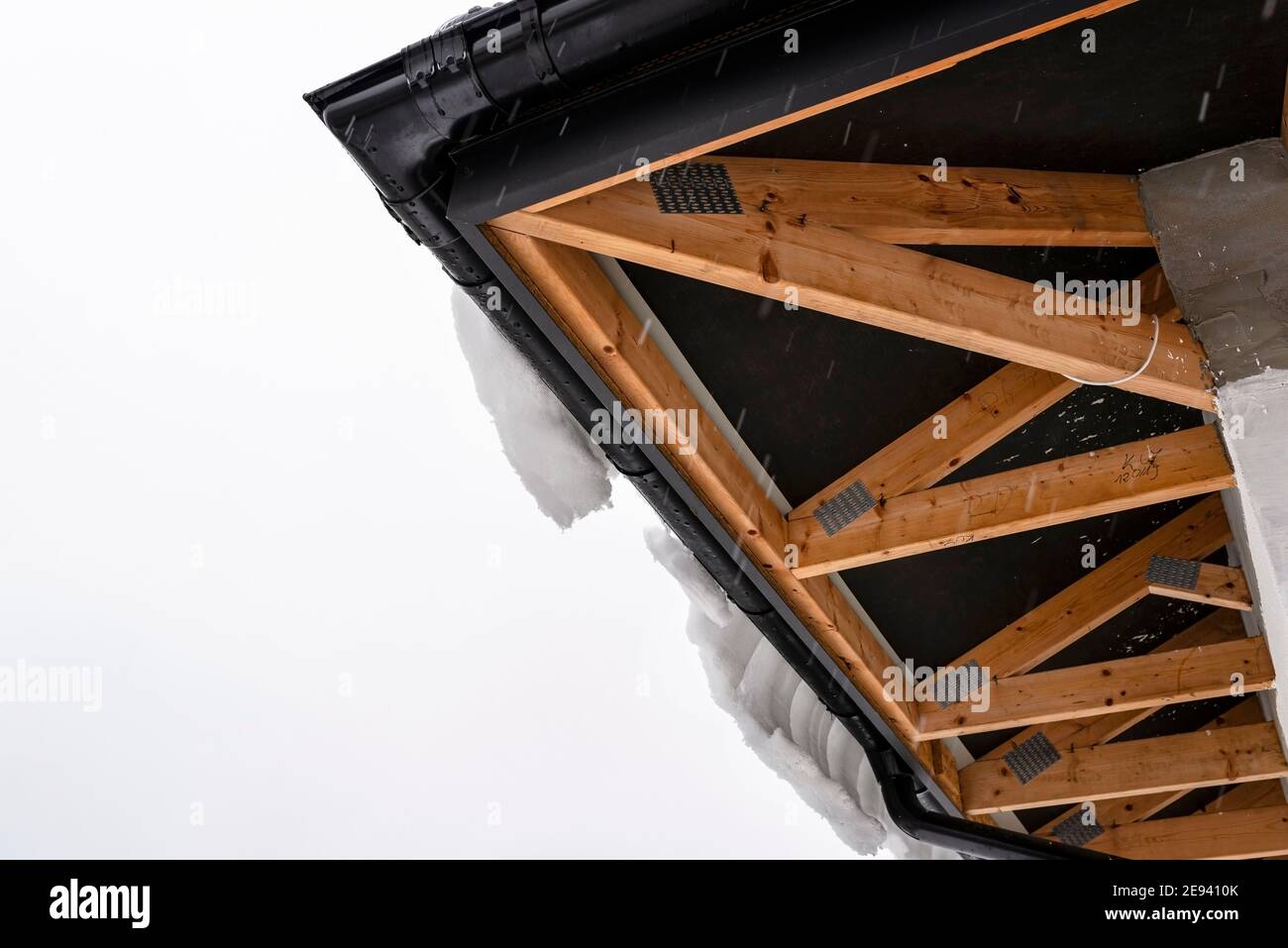 The roof of a single-family house is covered with snow, visible roof ...