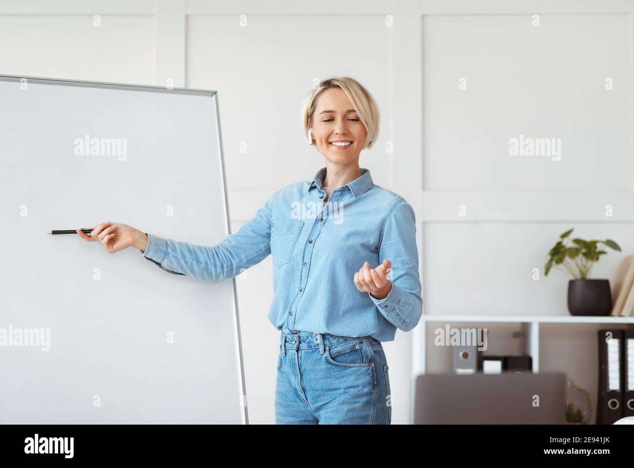 Empty blackboard copy space hi-res stock photography and images - Alamy