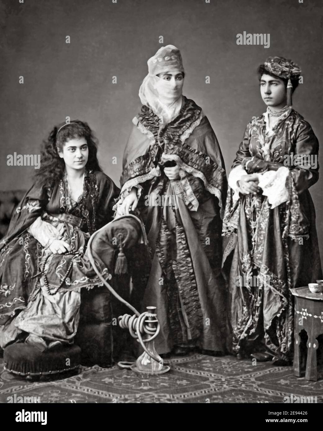 Early 1900s studio portrait hi-res stock photography and images - Alamy