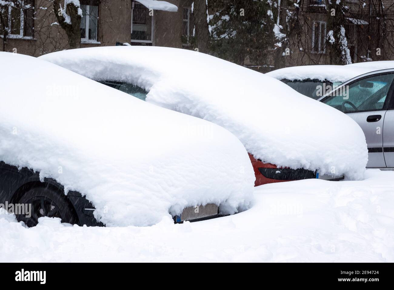 Car buried under snow hi-res stock photography and images - Alamy
