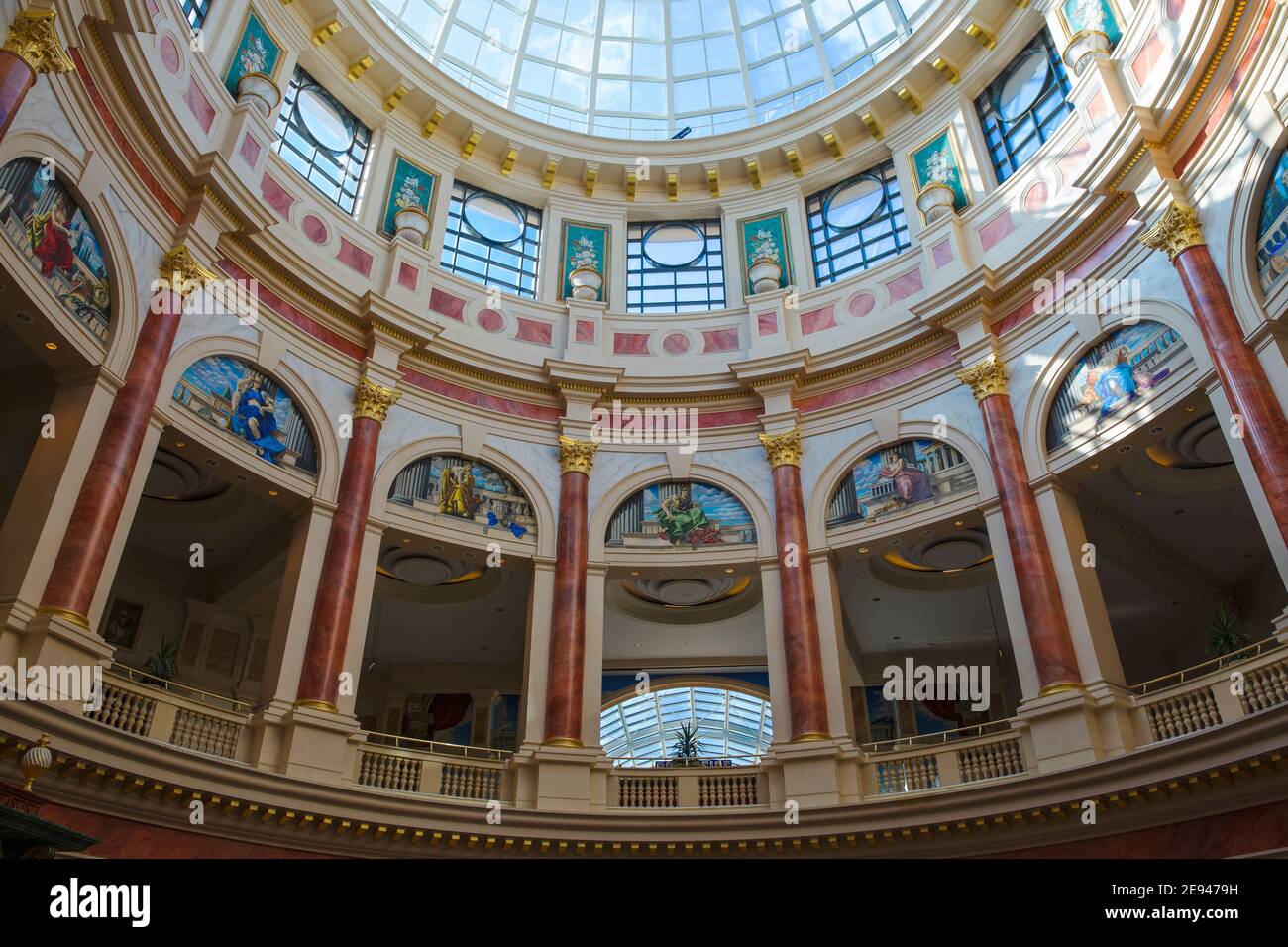 Trafford centre shopping mall intu hi-res stock photography and images ...