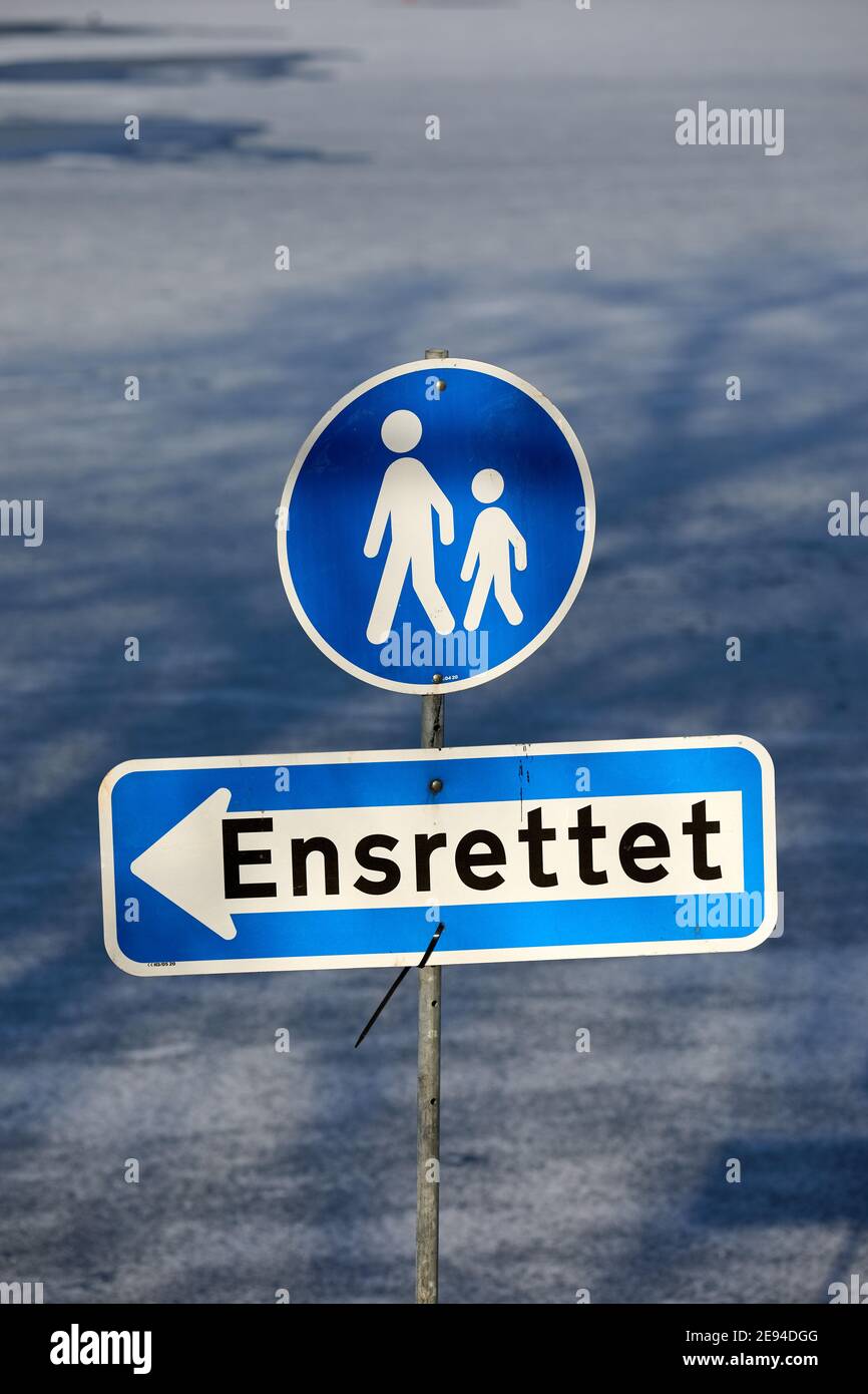 Ensrettet skilt hi-res stock photography and images - Alamy