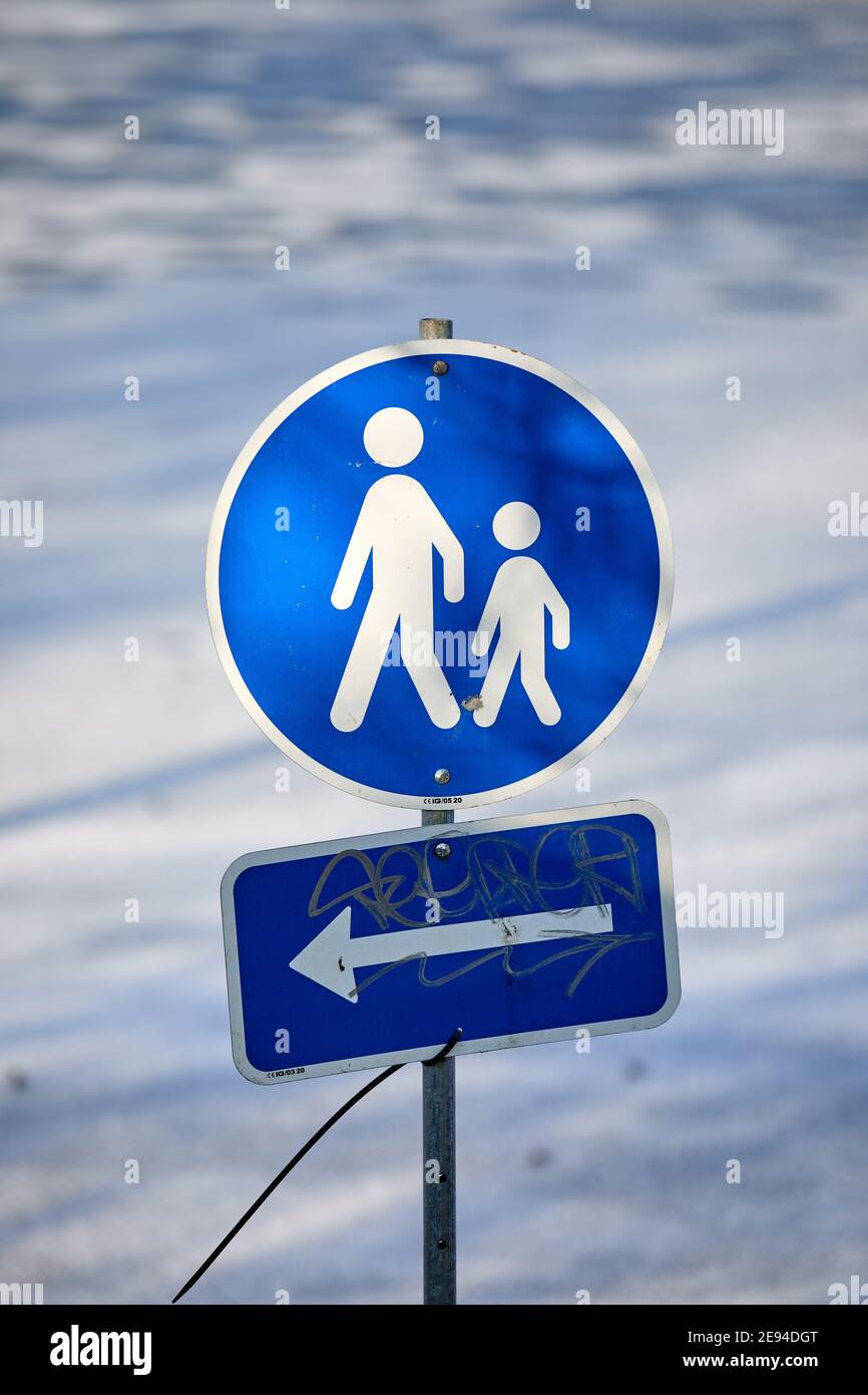 Ensrettet skilt hi-res stock photography and images - Alamy