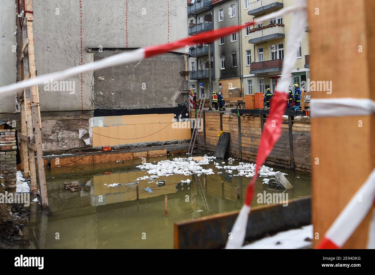 Wooden scaffold hi-res stock photography and images - Alamy