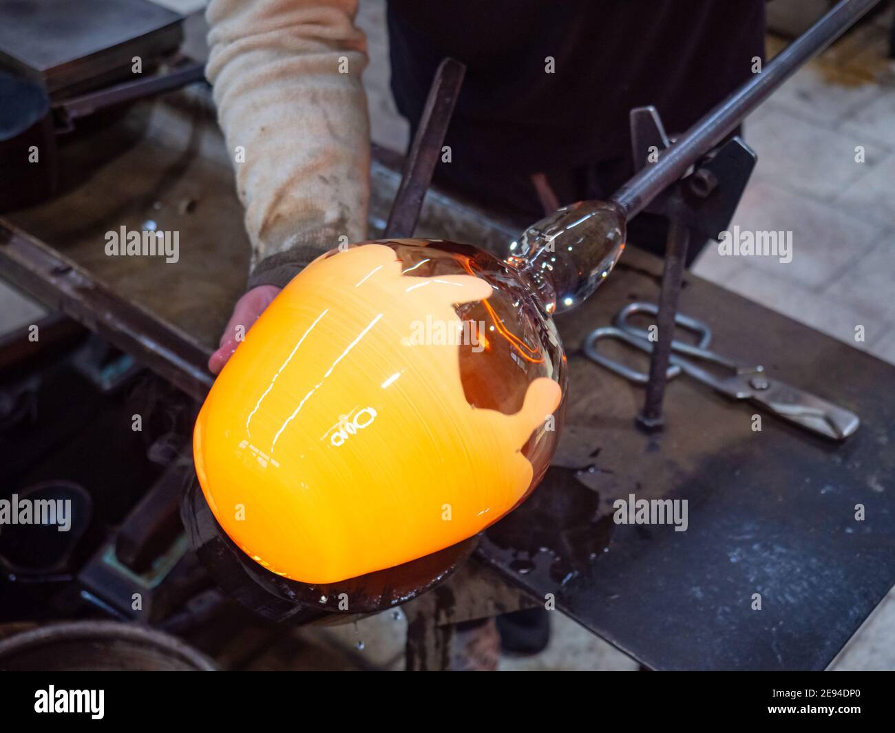 Glass artis shaping manualy hi-res stock photography and images - Alamy